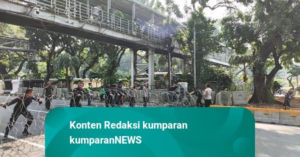 Jelang Demo Buruh Hari Ini, Jalan Medan Merdeka Barat Ditutup | kumparan.com